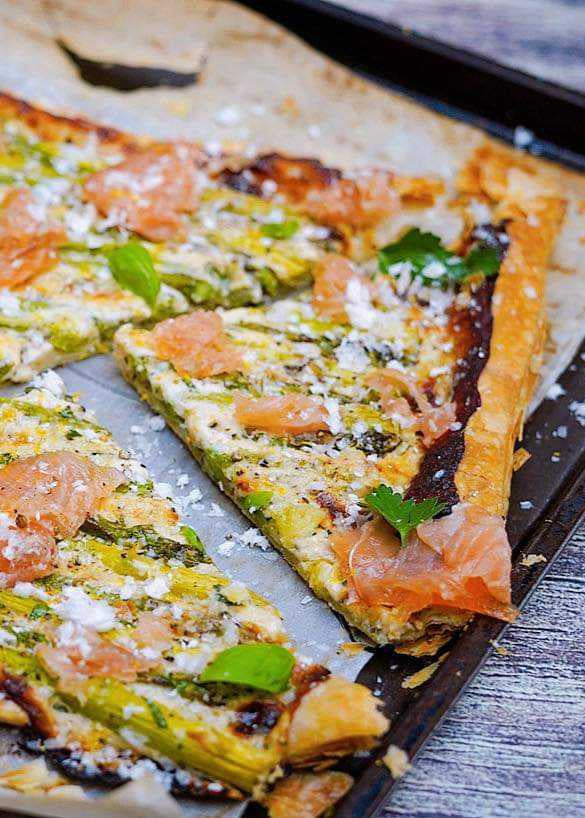 Croûte feuilletée d’asperges, crème d’ail grillée aux parmesan, ze ...